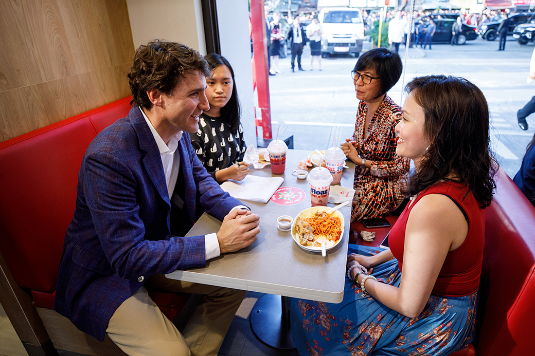 Prime Minister Justin Trudeau visits a Jollibee restaurant in Manila ...