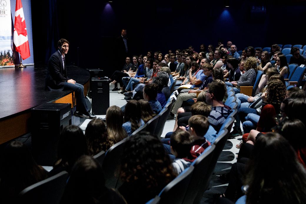 Prime Minister Trudeau speaks with the students who participated in the ...
