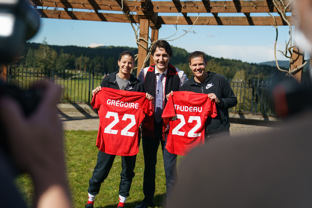 Prime Minister Justin Trudeau speaks with the Canadian women’s soccer ...